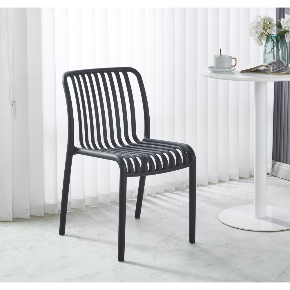 Noa stabelbar stol - Stol i sort plast - 549,- - Lenestoler for utebruk ...